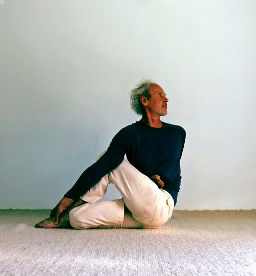 Purna Matsyendrasana - Voller Drehsitz – Yogawiki