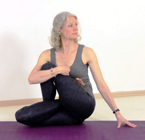 Matsyendrasana – Yogawiki