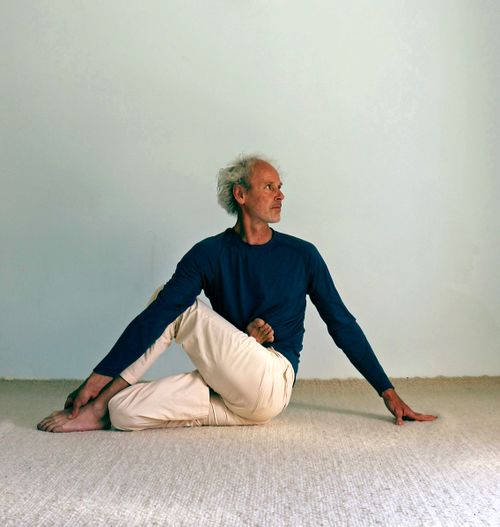 Purna Matsyendrasana - Voller Drehsitz – Yogawiki