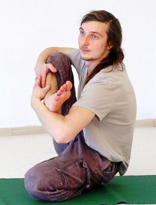 Pada Hasta Chatushkonasana – Yogawiki