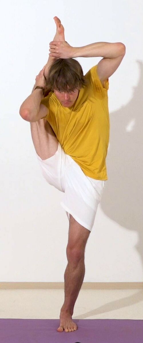 Stehender Kranich mit Fuß auf dem Scheitel Bakasana – Yogawiki